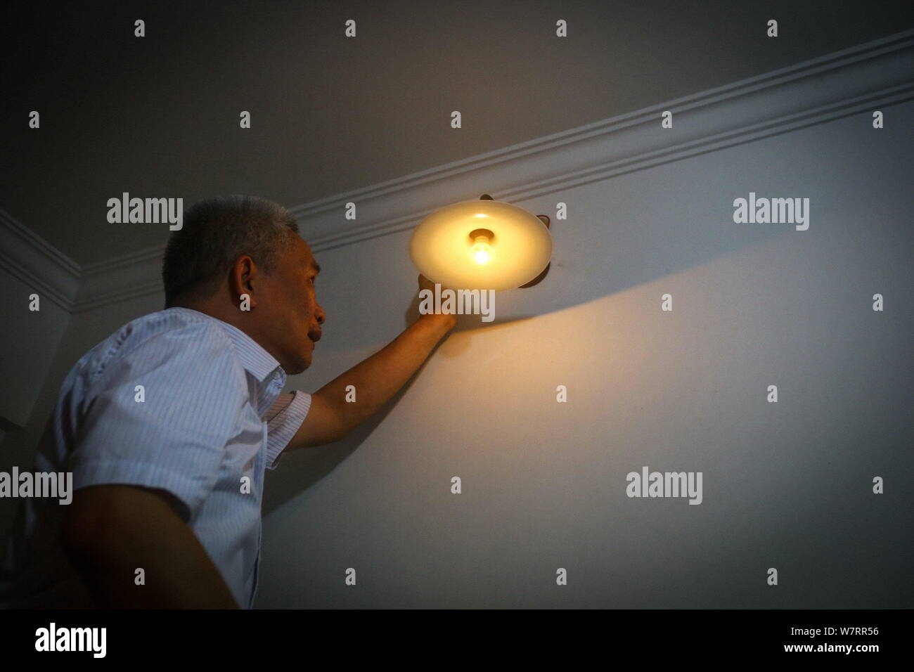 60-year-old Chinese lights and lamps collector Wang Fuhe switches on ...