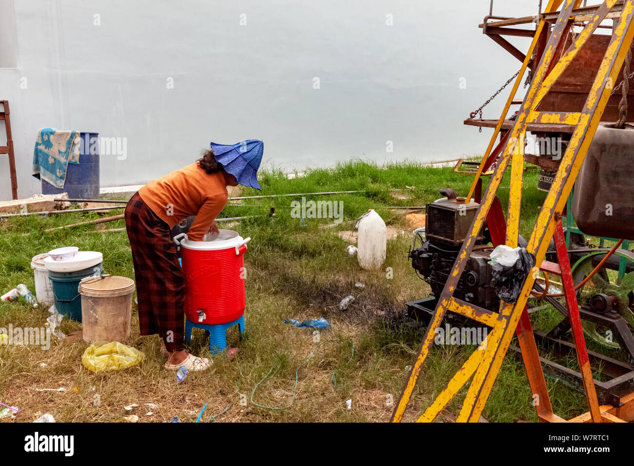 Carnival worker hi-res stock photography and images - Alamy
