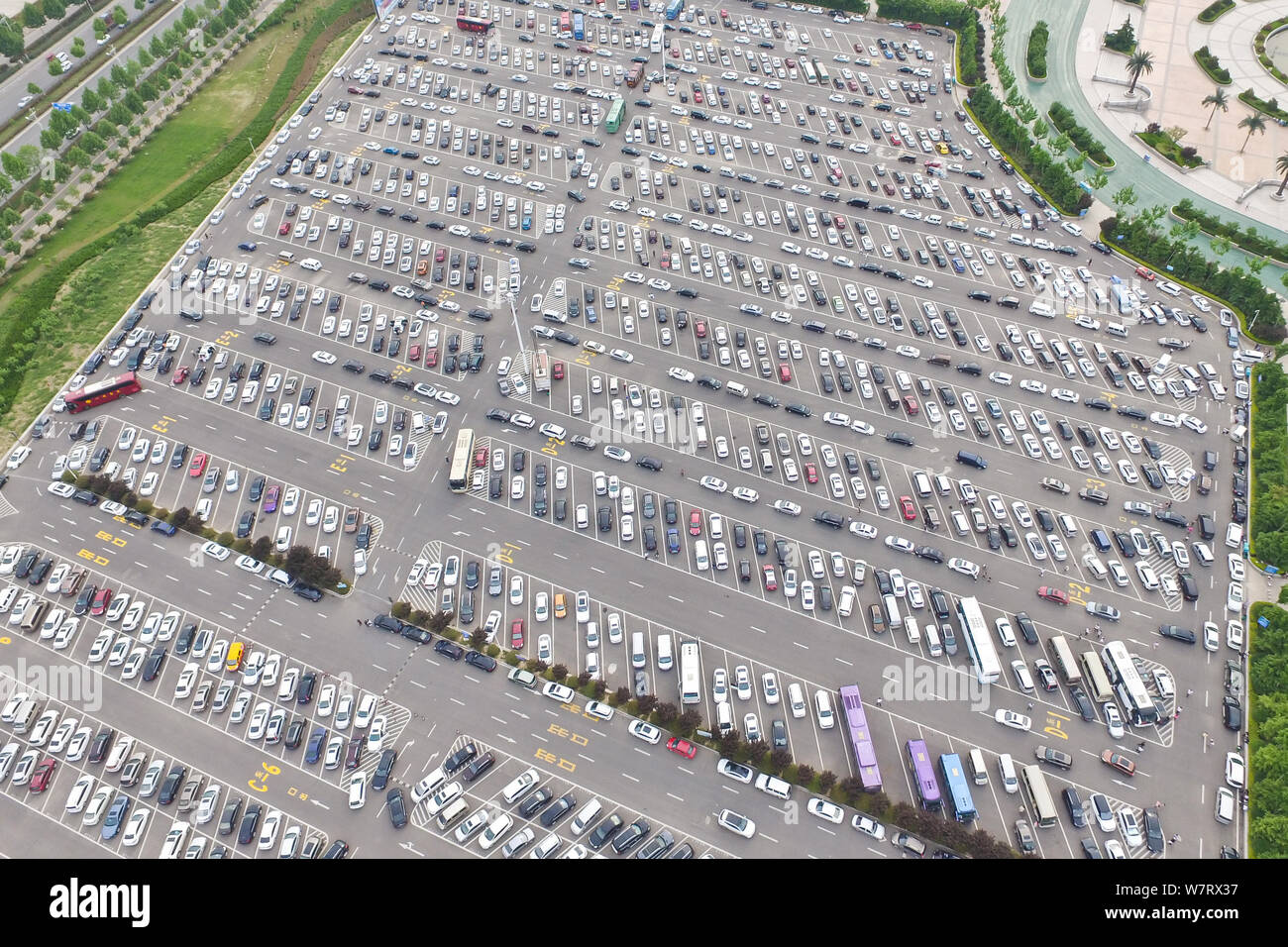Packed parking hi-res stock photography and images - Alamy