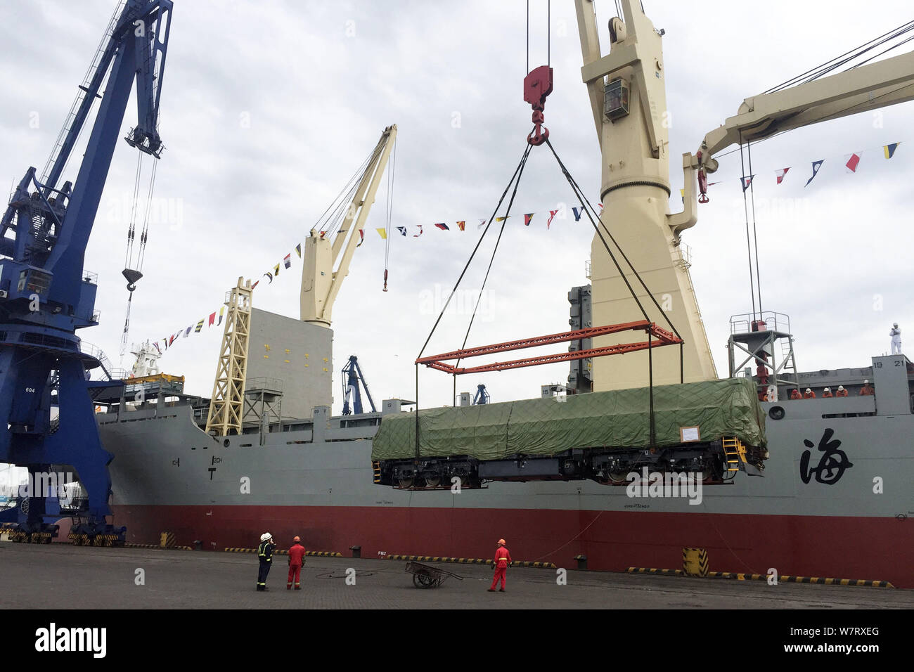 Chinese new-generation training vessel "Yupeng" setting off on its ...