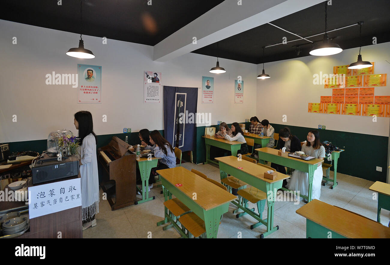 --FILE--Chinese consumers eat lunch at a classroom-themed restaurant in ...