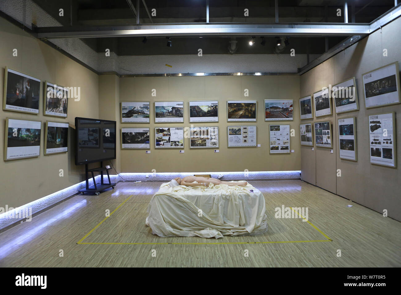 A full-size model of a male corpse designed by a student from Beijing ...