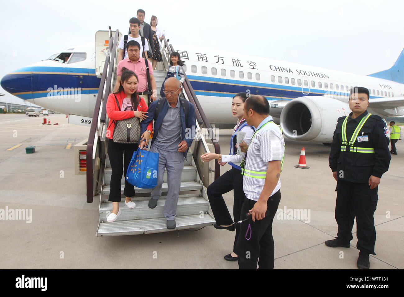 Passengers deplane the last Boeing 737-300 passenger jet of China ...