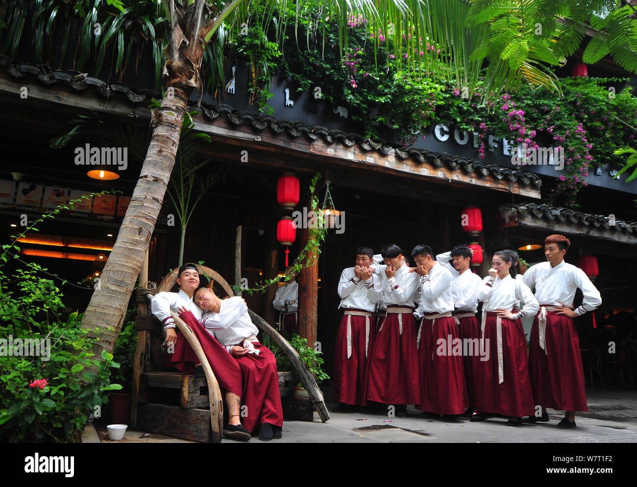 Chinese graduates dressed in cosplay costumes pose for graduation ...