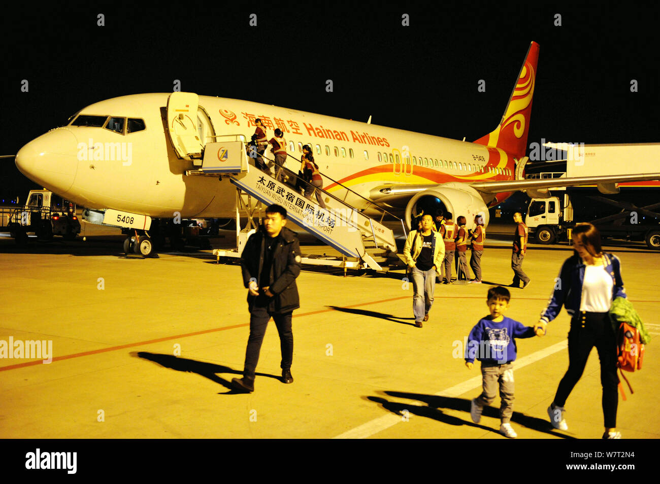 Hainan airlines manchester airport hi-res stock photography and images ...