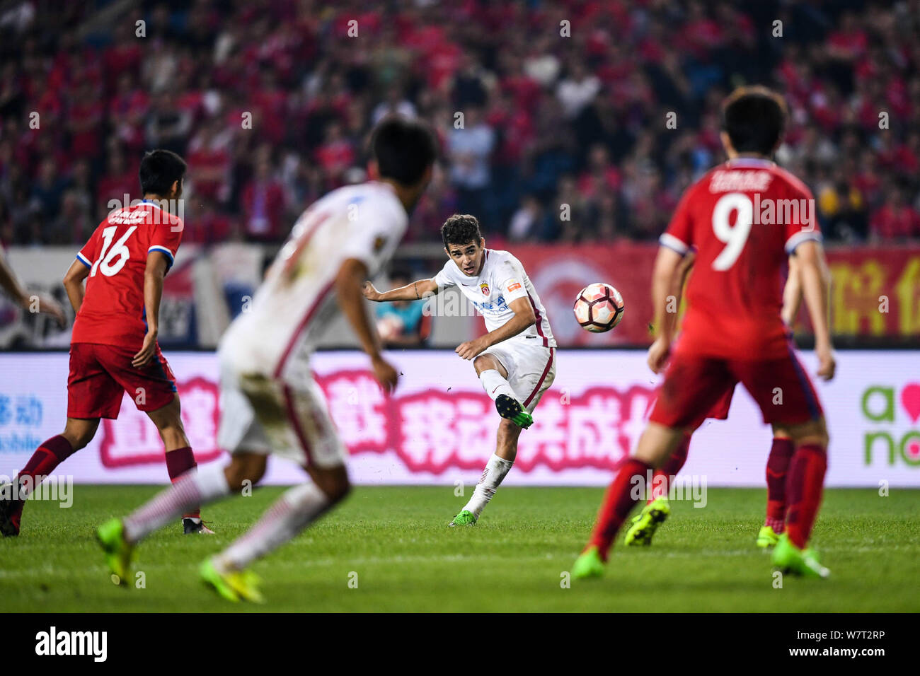 Chinese super league oscar hi-res stock photography and images - Alamy