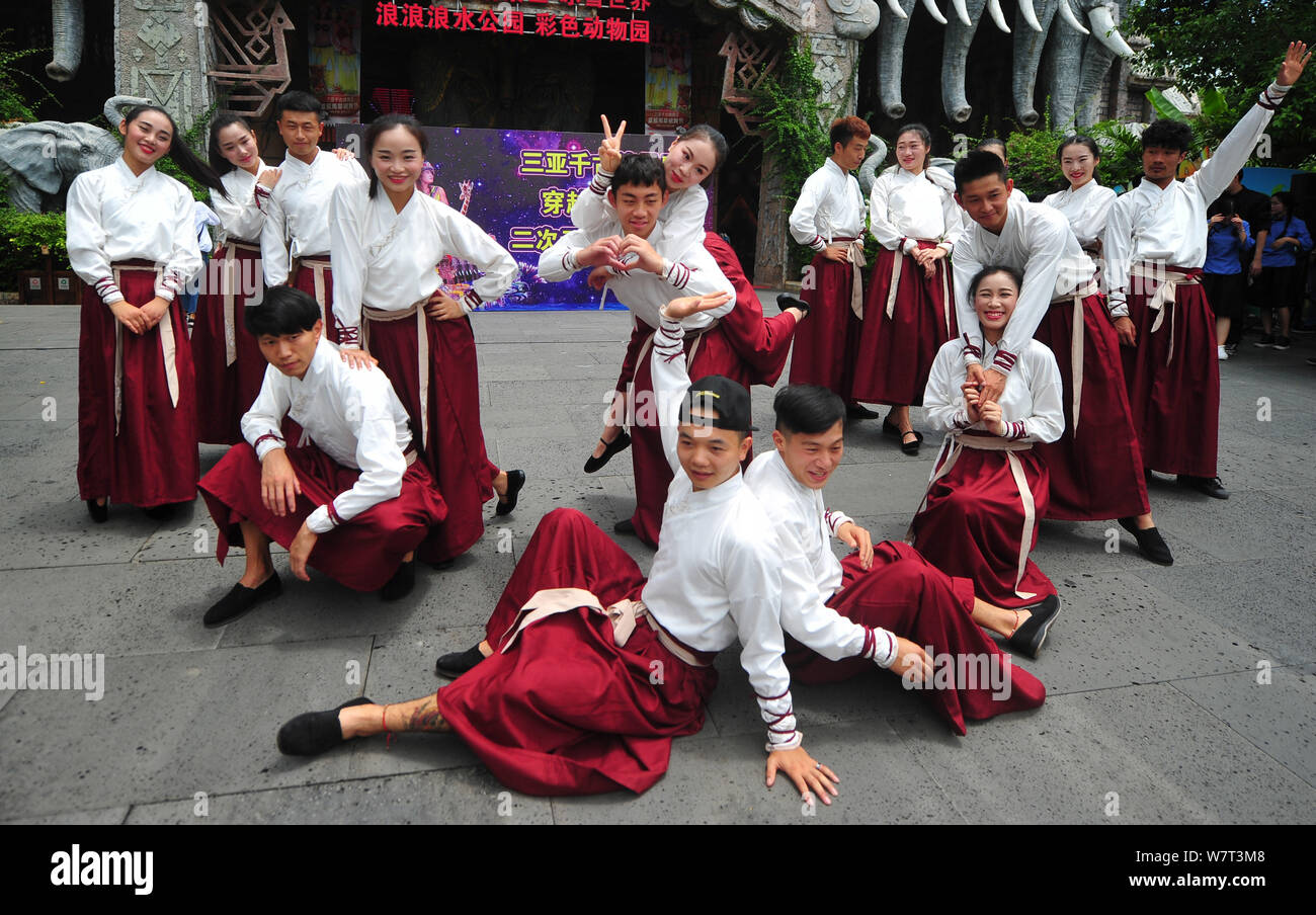 Chinese graduates dressed in cosplay costumes pose for graduation ...