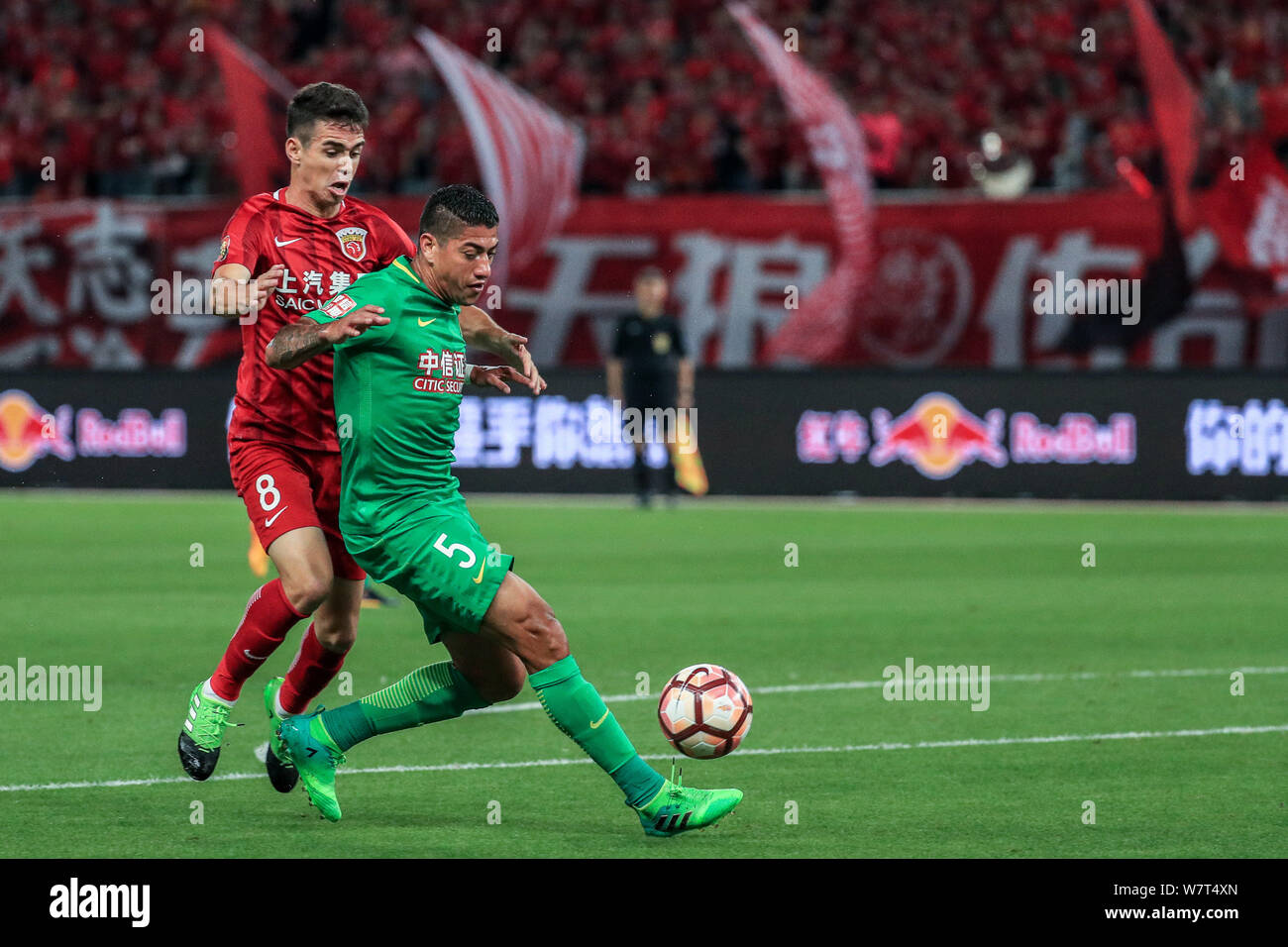 Brazilian football player Oscar, left, of Shanghai SIPG, challenges ...