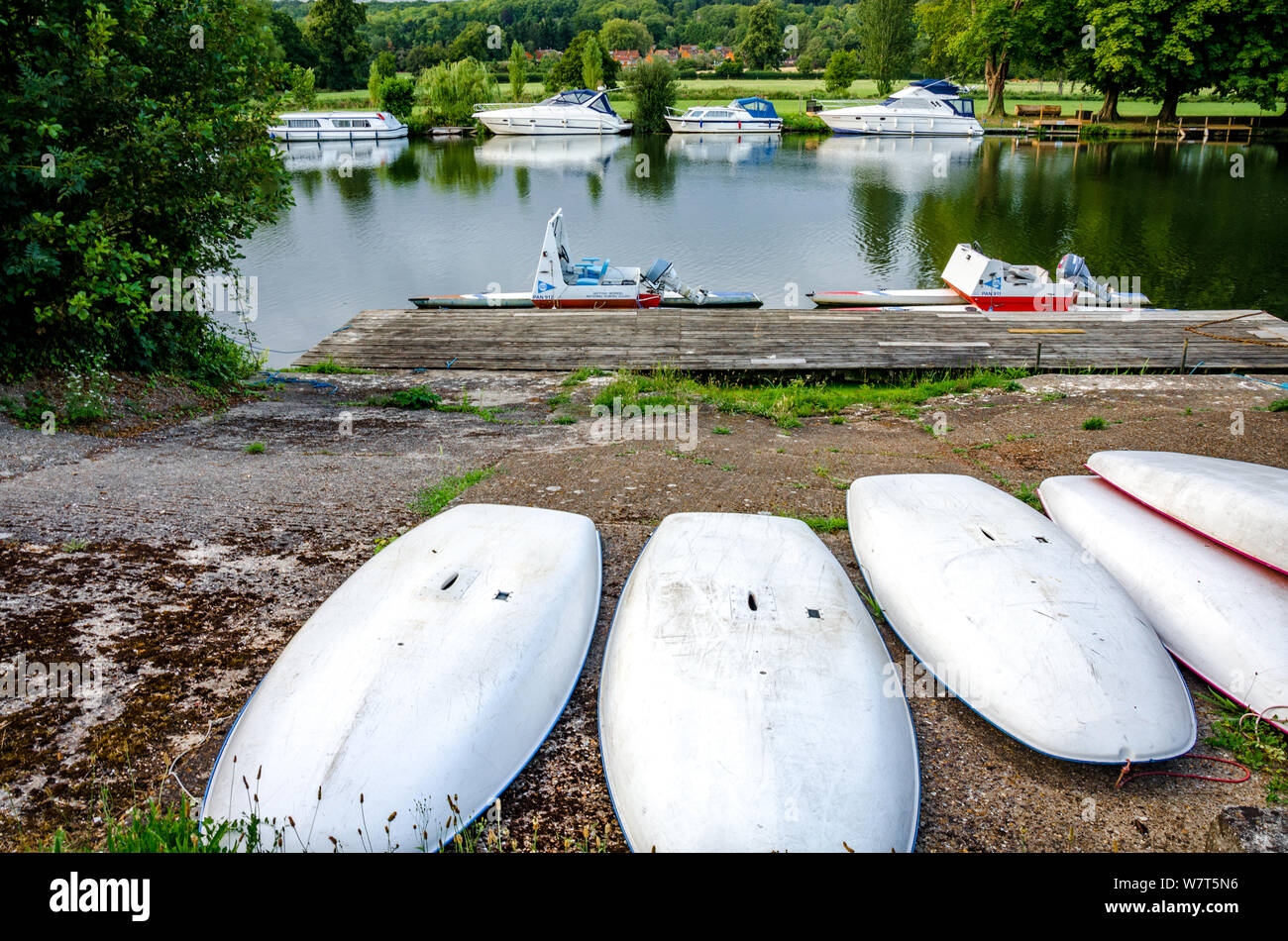 Boats laid on the ground alongside the RIver Thames at Pangbourne ...