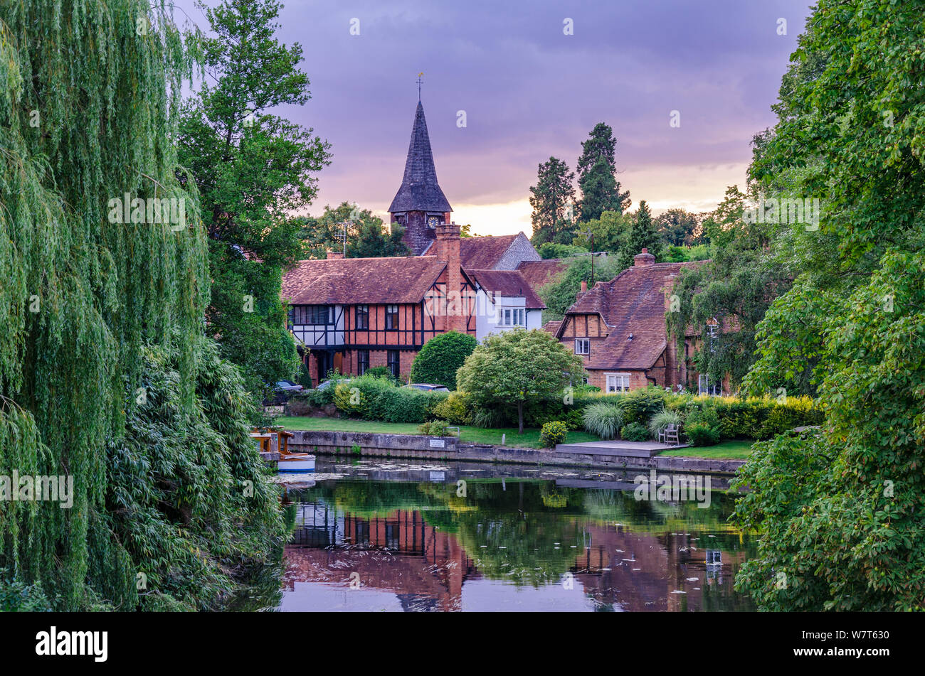 Whitchurch-on-Thames as seen form Whitchurch bridge in evening as the ...