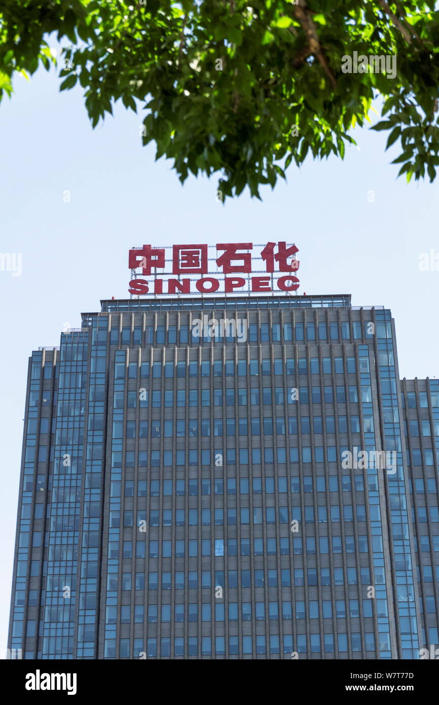 Giant aims hi-res stock photography and images - Alamy