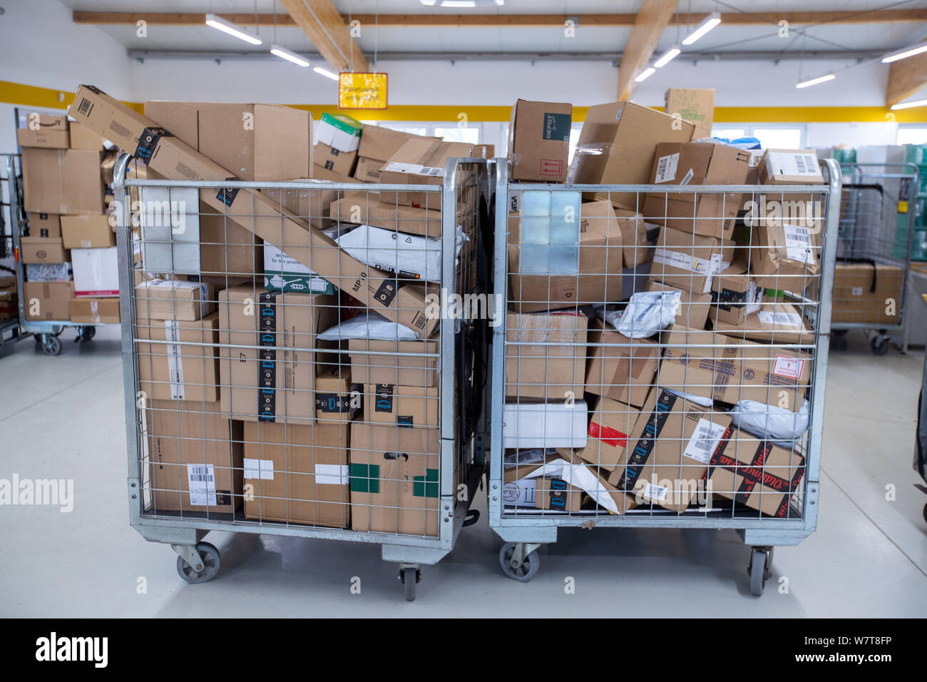 Delivery trolleys hi-res stock photography and images - Alamy