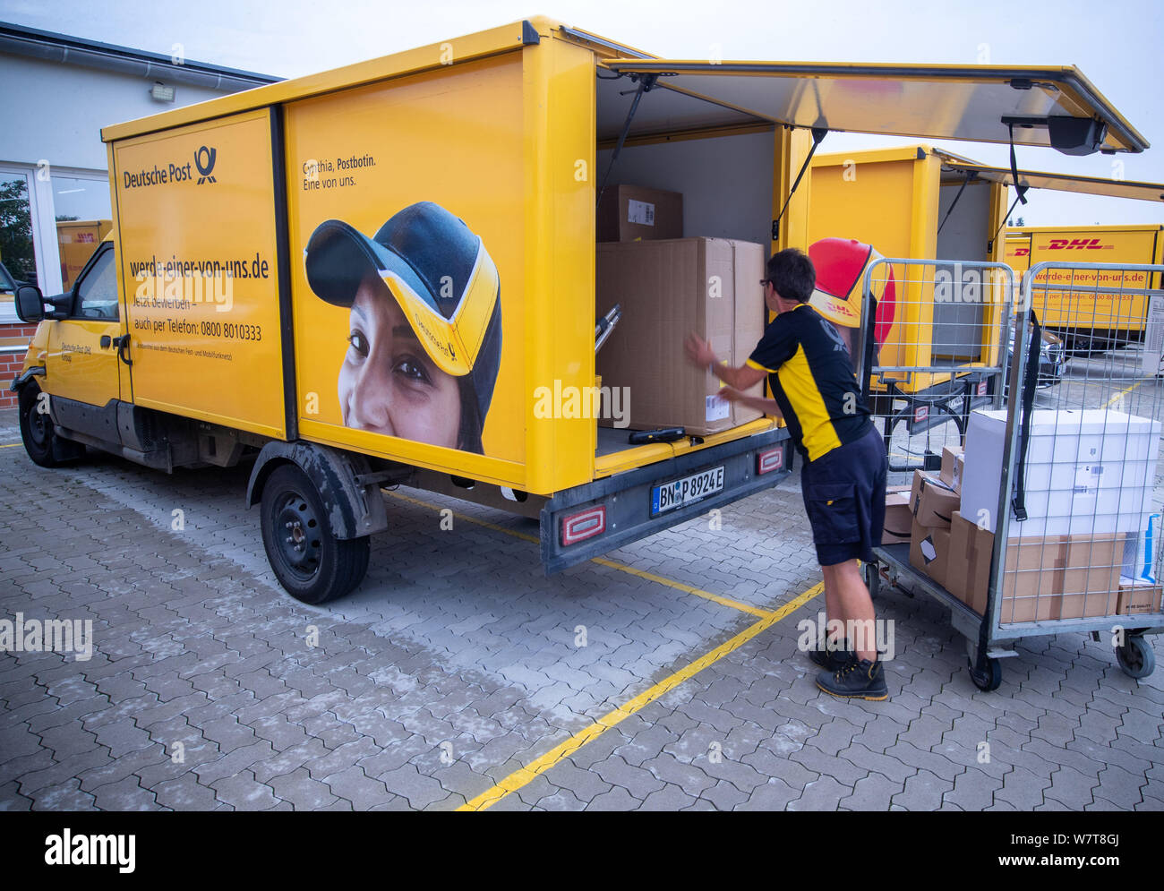 Wittenburg, Germany. 07th Aug, 2019. A parcel delivery woman loads a ...