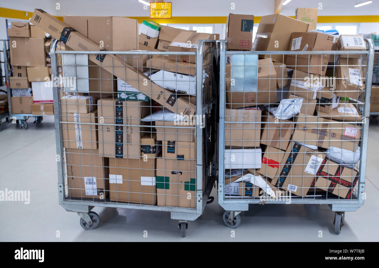 Delivery trolleys hi-res stock photography and images - Alamy