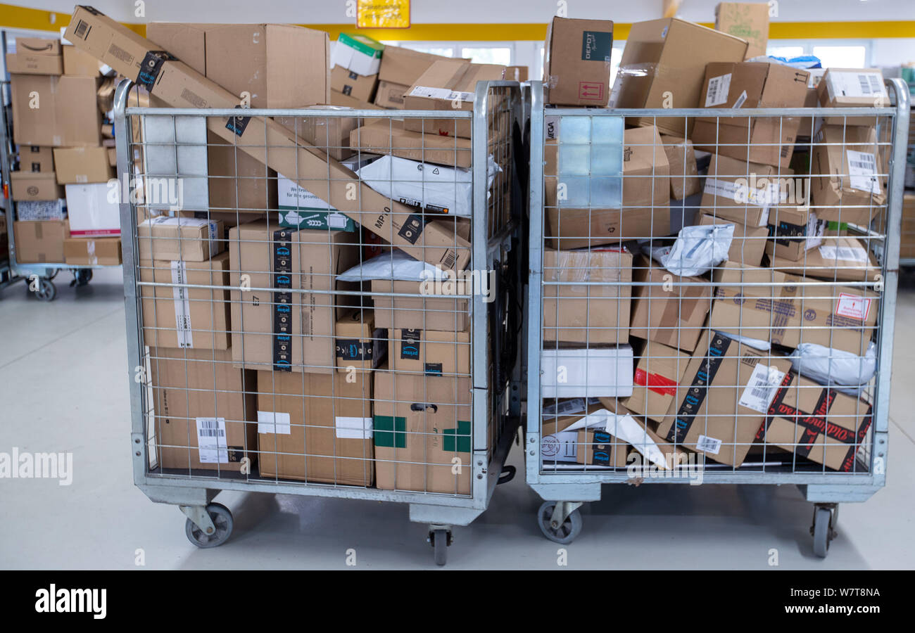 Delivery trolleys hi-res stock photography and images - Alamy