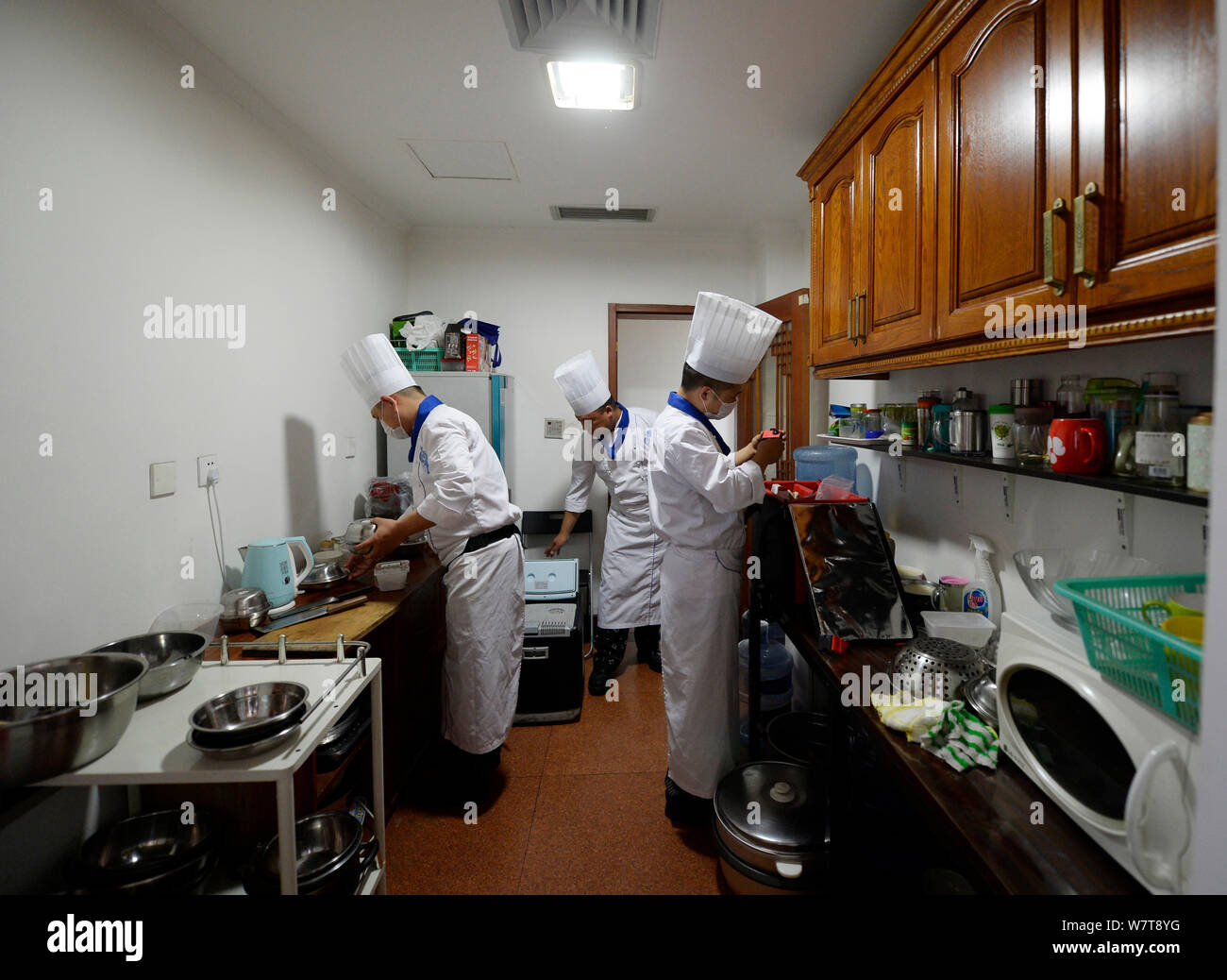 Chefs from a private kitchen platform cook in a customer's kitchen in ...