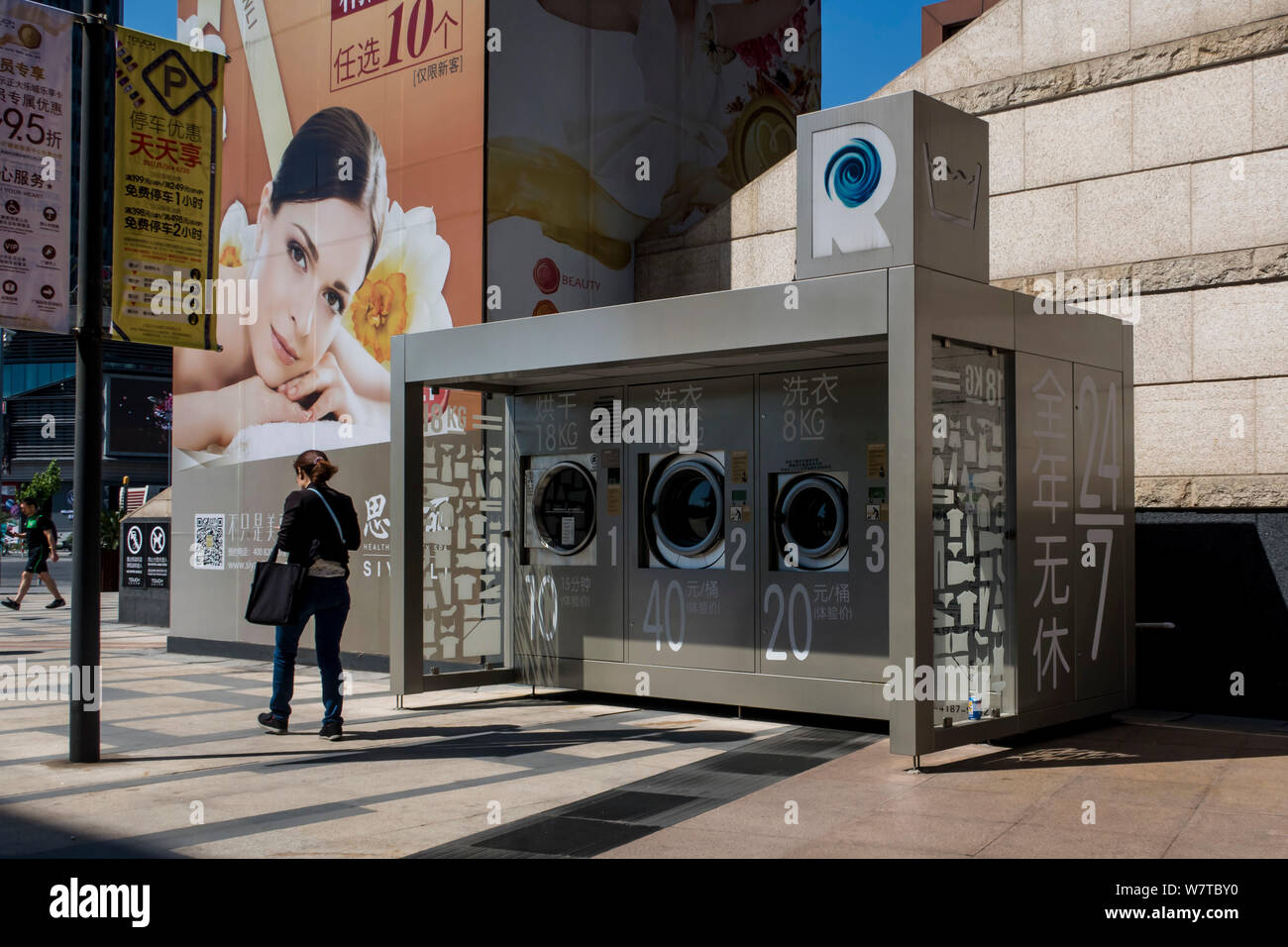 Washing machines installed hi-res stock photography and images - Alamy