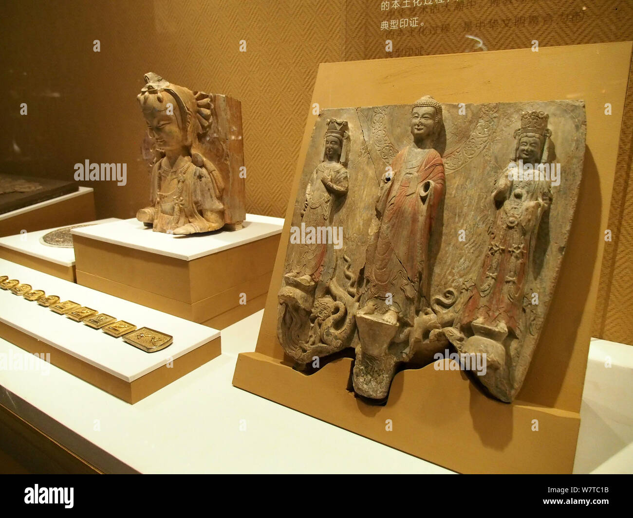 Archaeological relics are on display during the exhibition "Splendor ...