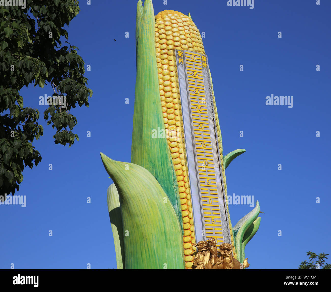 A huge thermometer featuring a corn cob with a height of eight meters ...