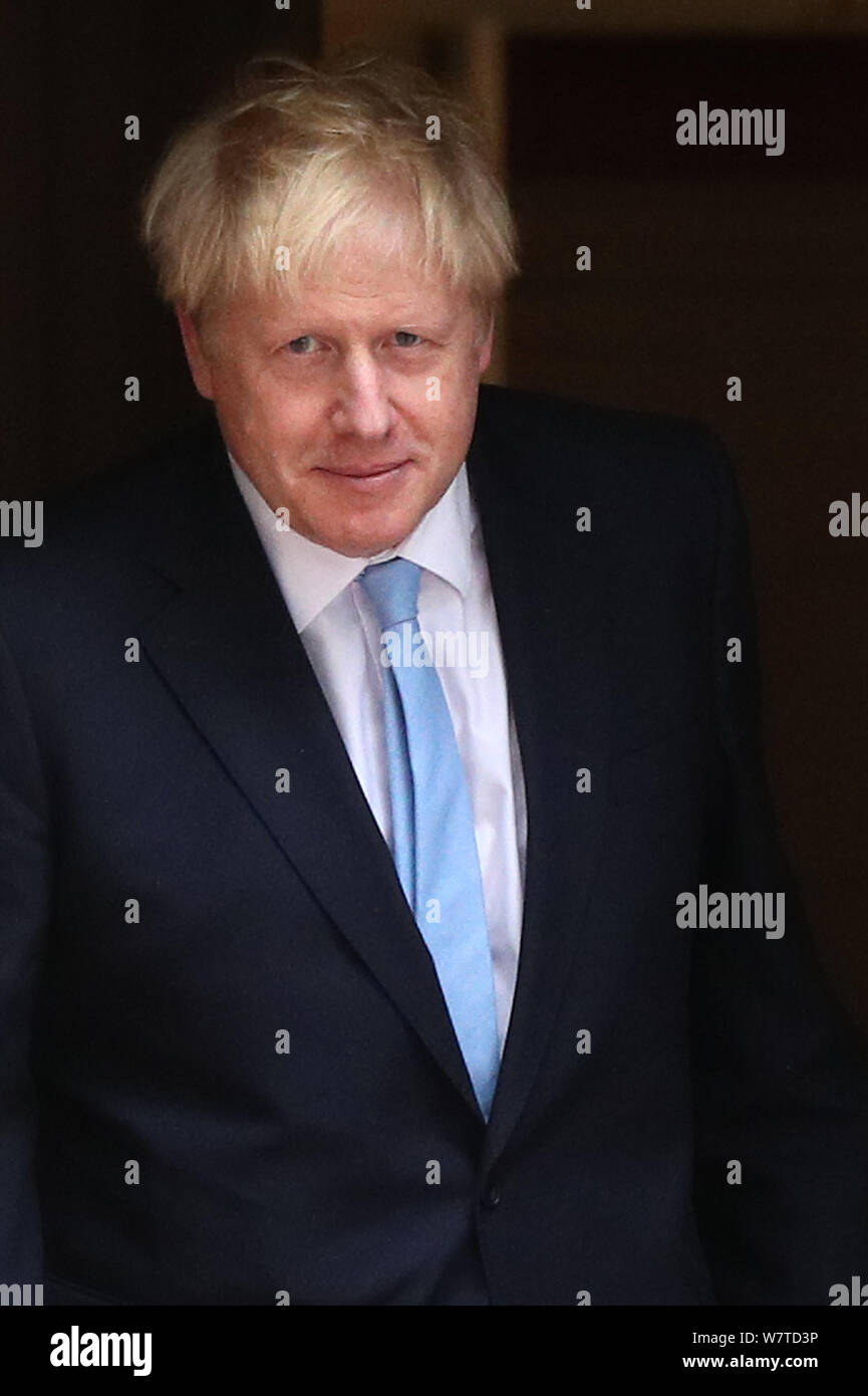 Boris johnson greeting hi-res stock photography and images - Alamy