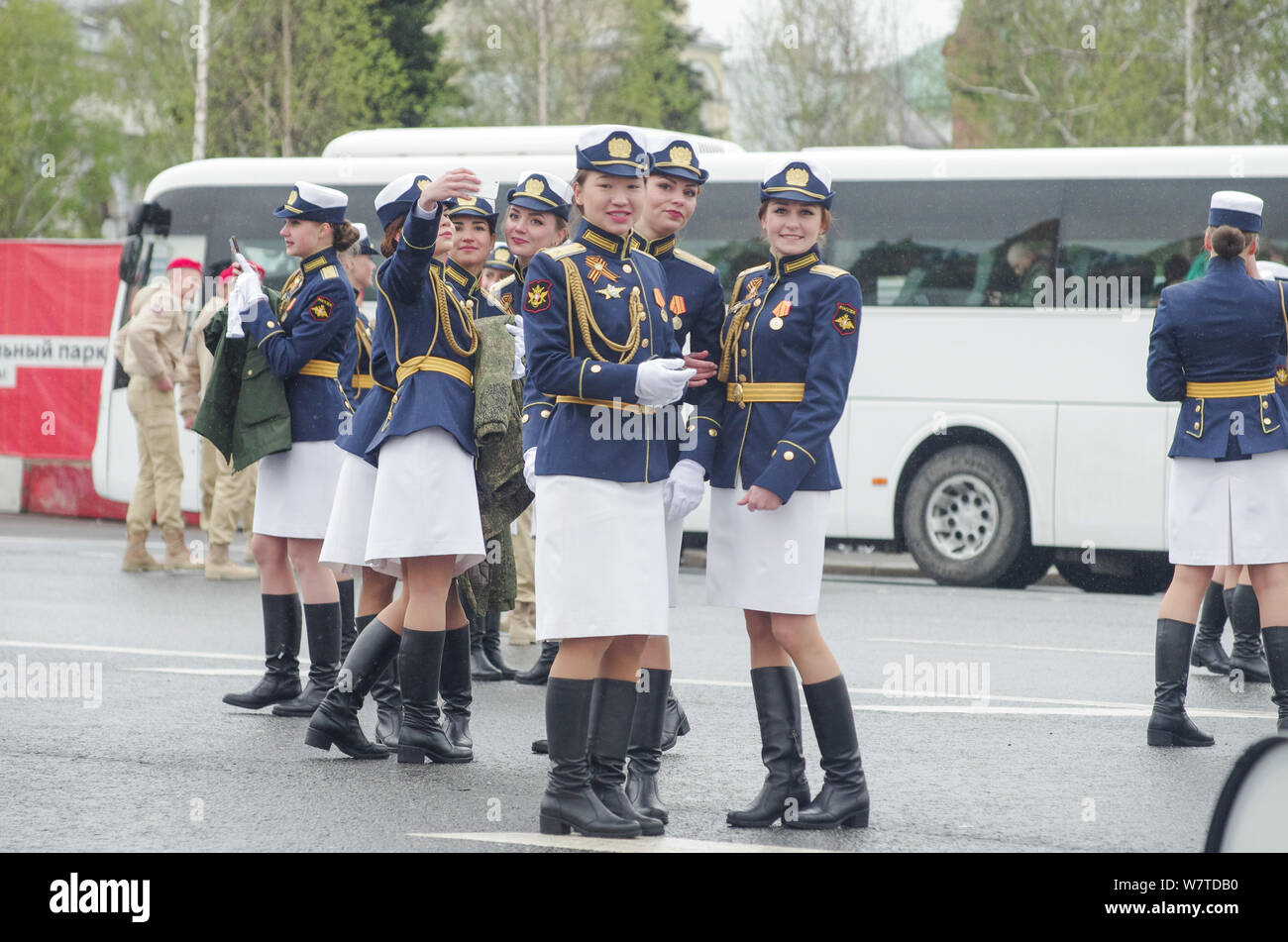 Female Russian soldiers pose for photos on the Red Square after the ...