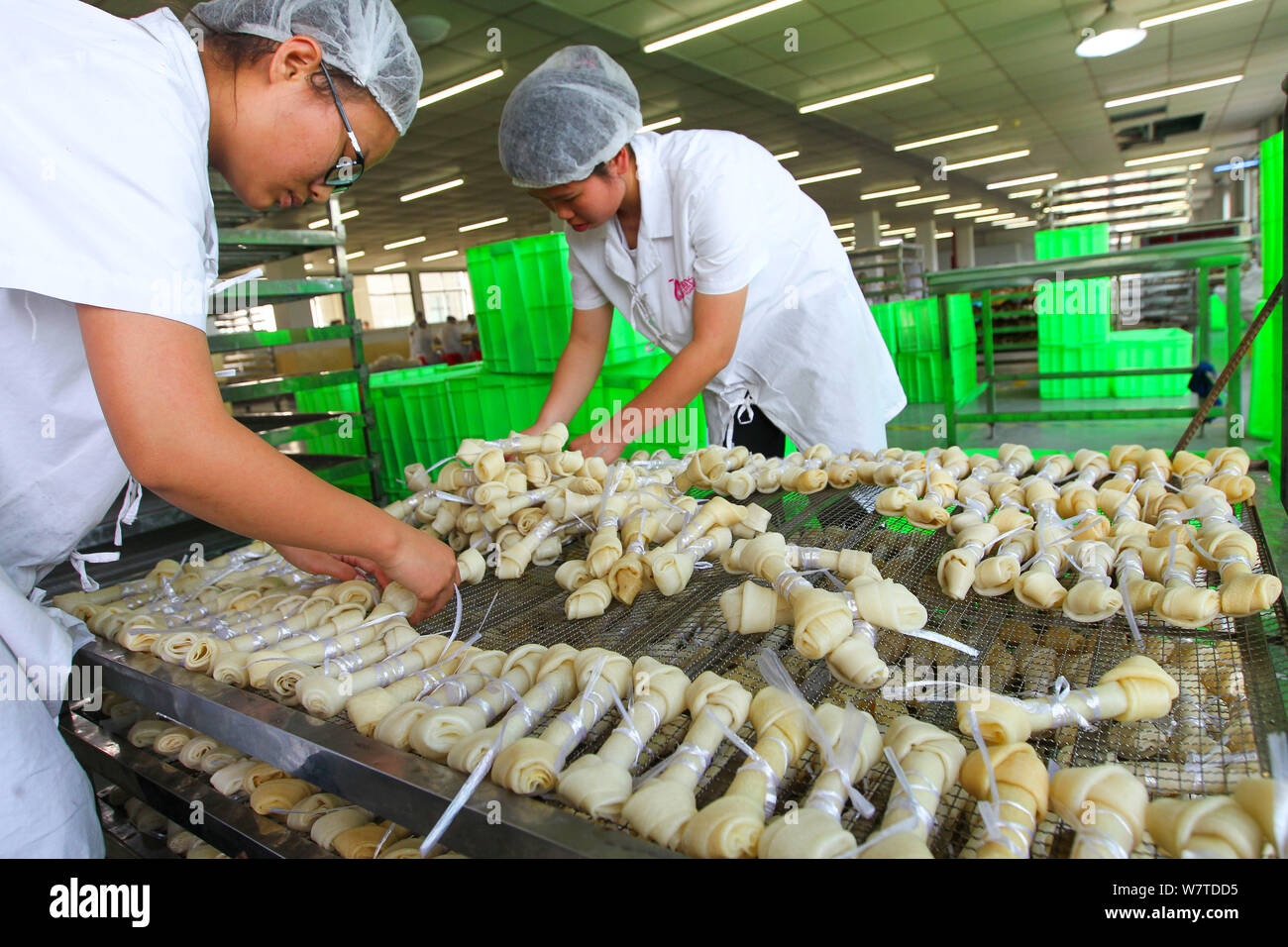 Pet food factory hi-res stock photography and images - Alamy