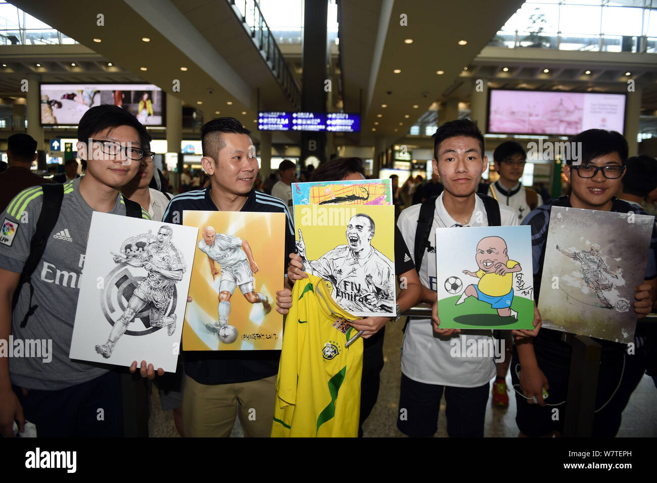 Fans show drawings and paintings of Brazilian football star Ronaldo ...