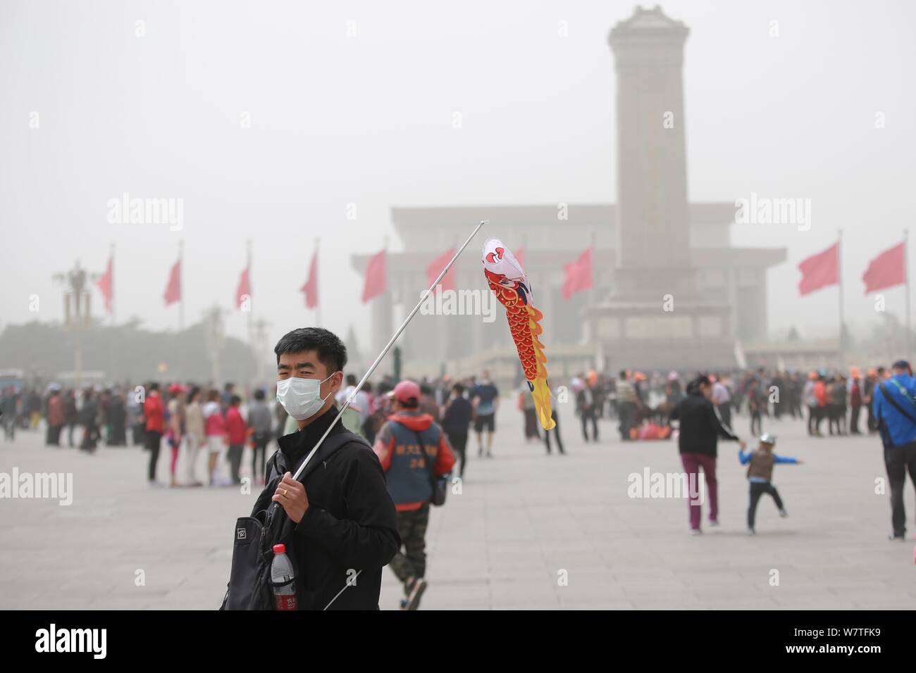 Tourists wearing face masks against air pollution visit Tian'Anmen ...