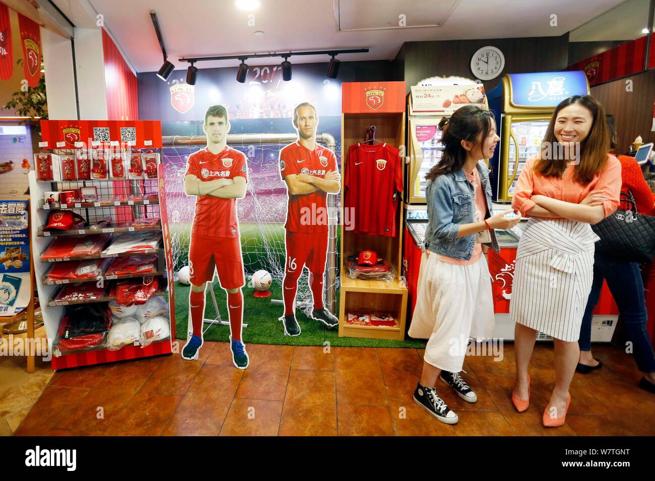 Chinese customers shop at the Lawson's new concept store cooperated ...