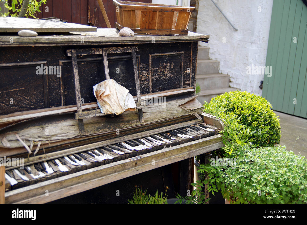 Worn piano hi-res stock photography and images - Alamy