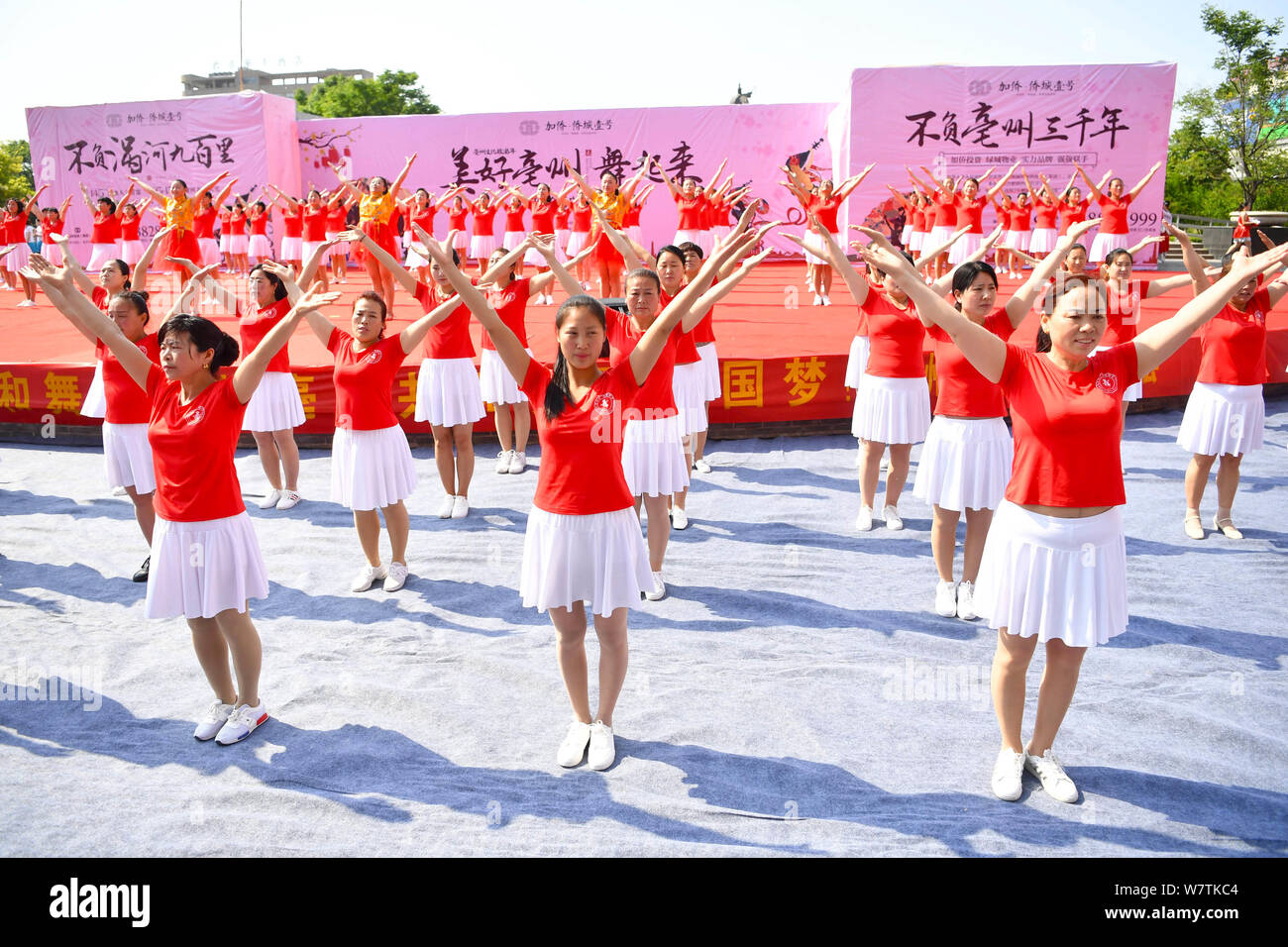 Contestants from 28 teams across the country perform square dancing ...