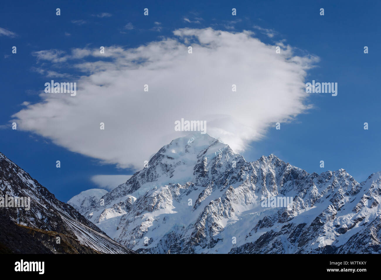 Mount Cook / Aoraki (height 3754m) with cap cloud forming. Aoraki/Mount ...