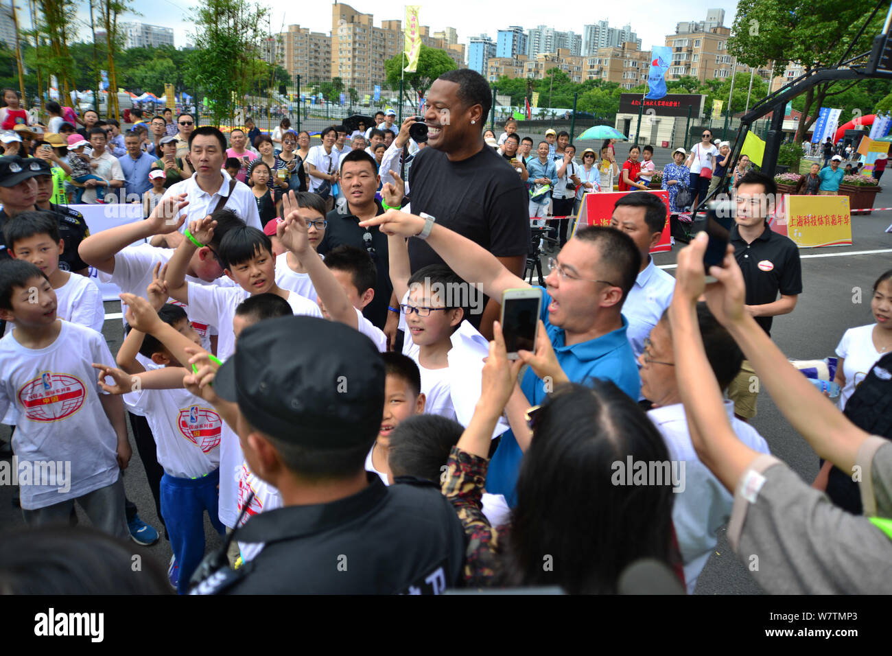 Former NBA star Marcus Camby interacts with young players at the ...