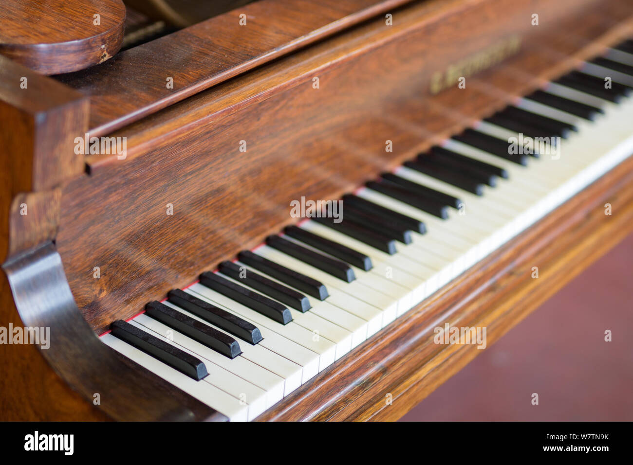 Piano side view hi-res stock photography and images - Alamy