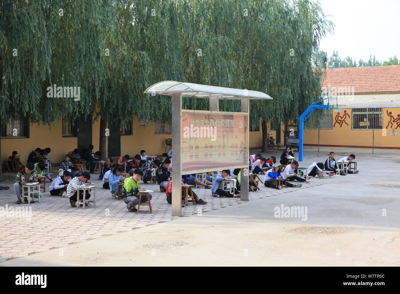 School students outdoor sit hi-res stock photography and images - Alamy