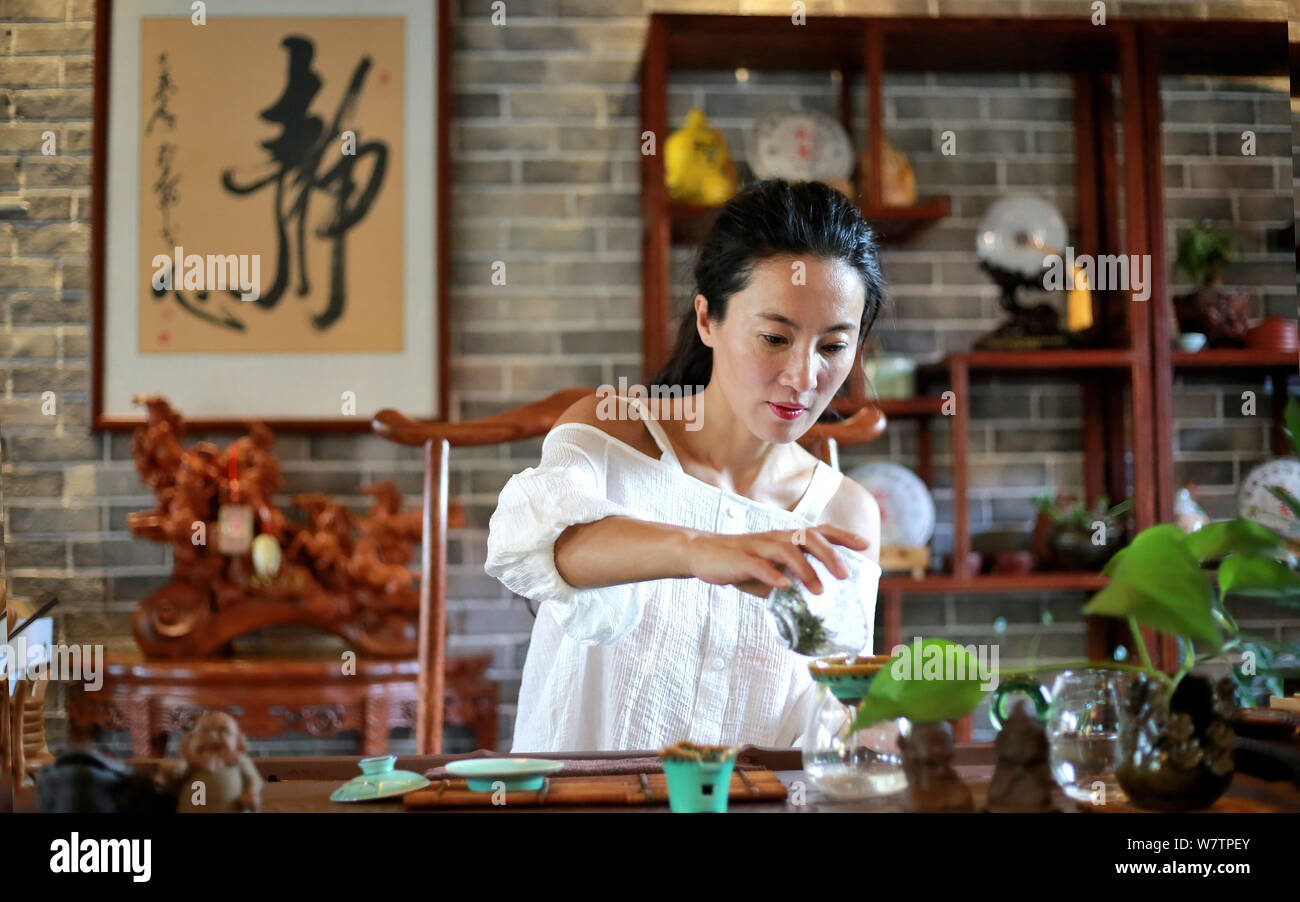 Yelin hi-res stock photography and images - Alamy