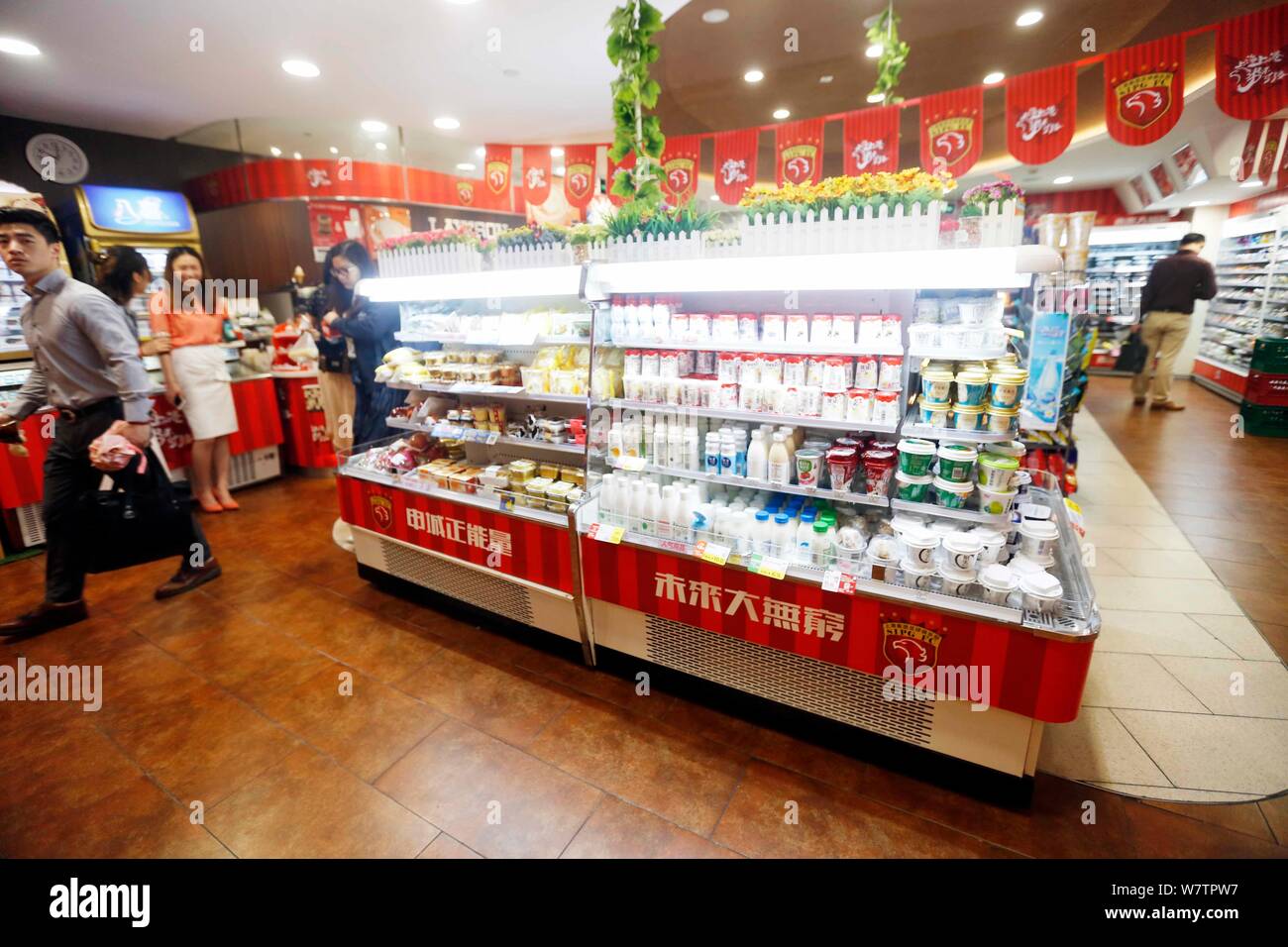 Chinese customers shop at the Lawson's new concept store cooperated ...