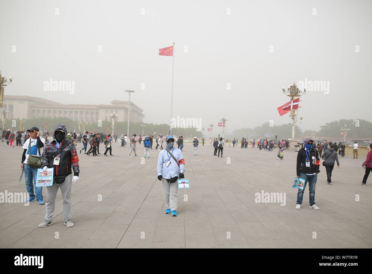 Tourists wearing face masks against air pollution visit Tian'Anmen ...