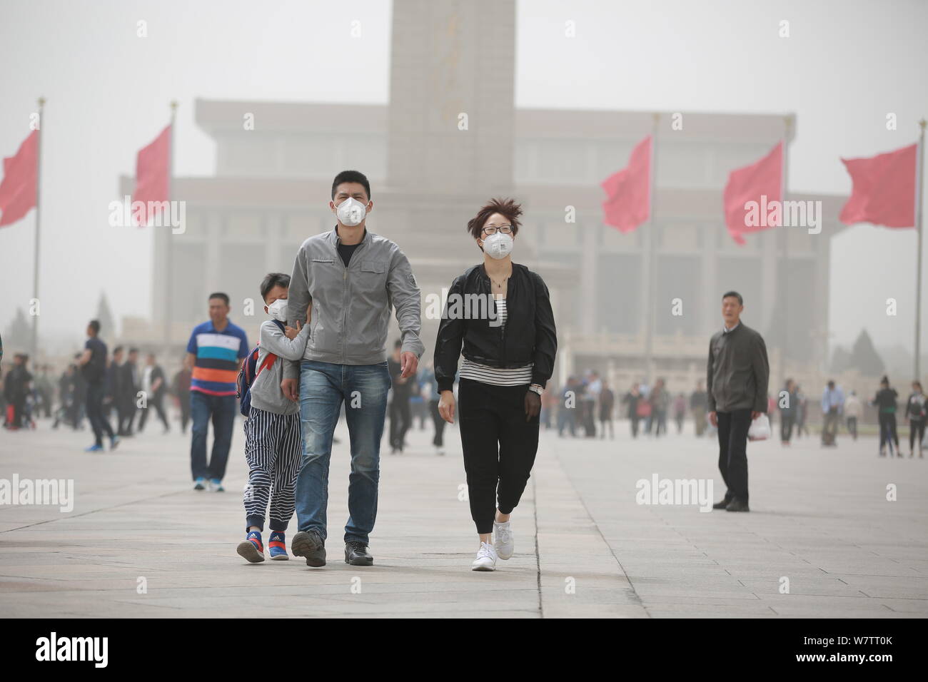 Tourists wearing face masks against air pollution visit Tian'Anmen ...