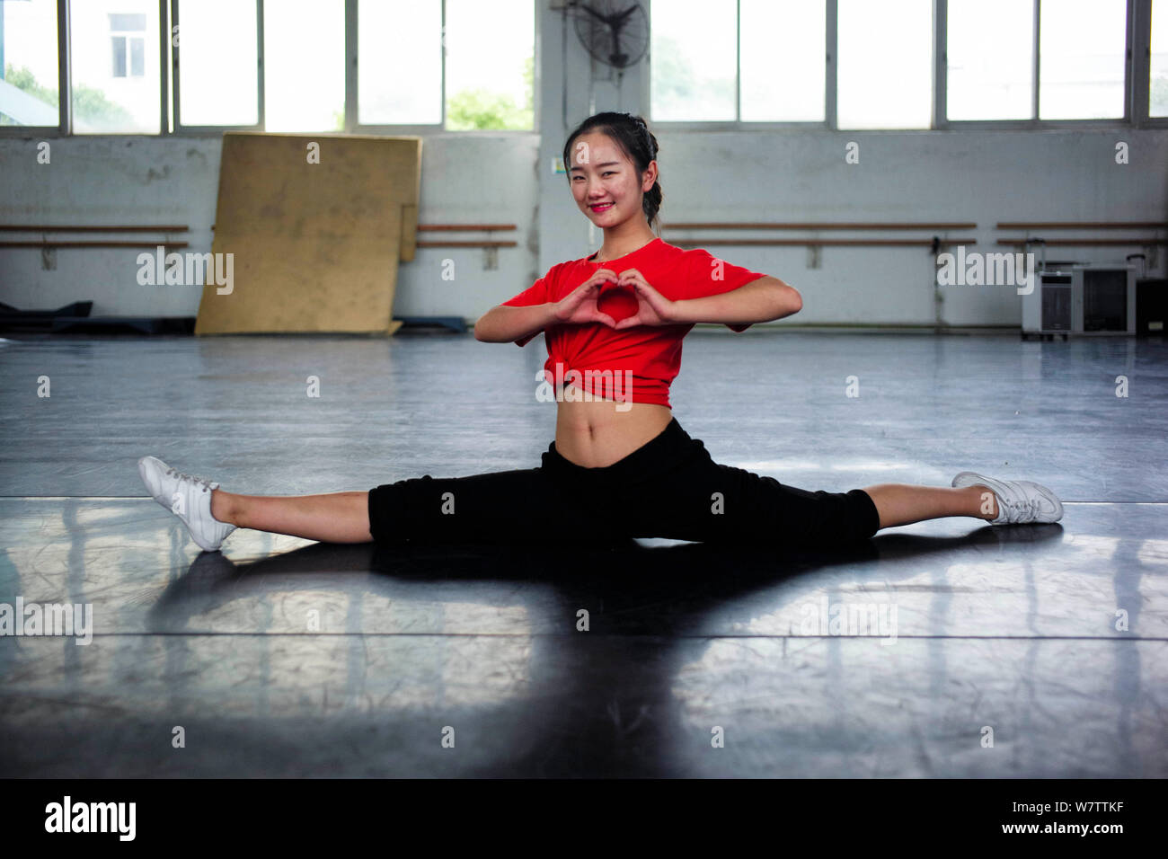 A female Chinese student of College of Arts at Wuhan Sports Univeristy ...