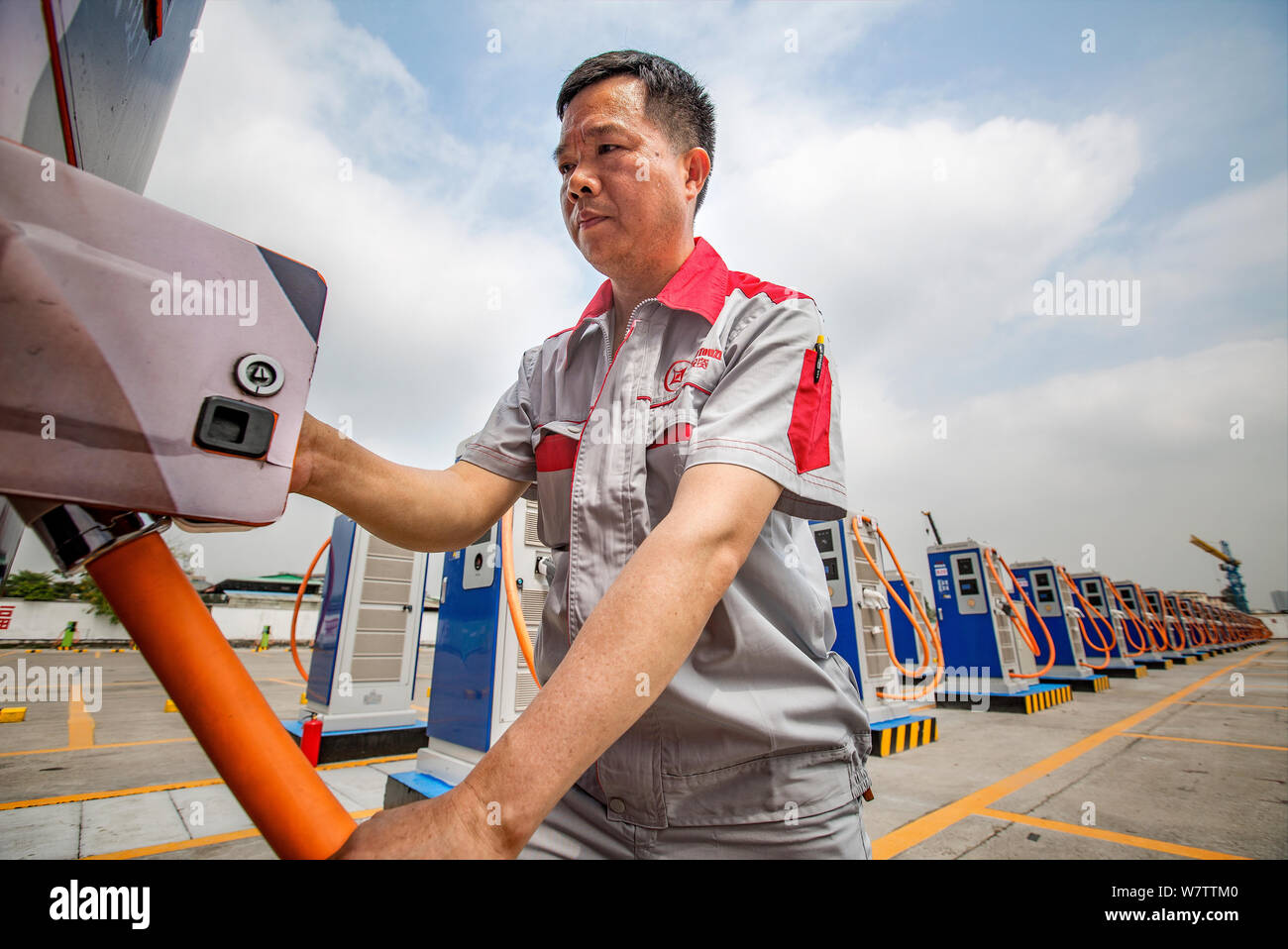 --FILE--A Chinese worker recharges an electric bus at a bus charging ...