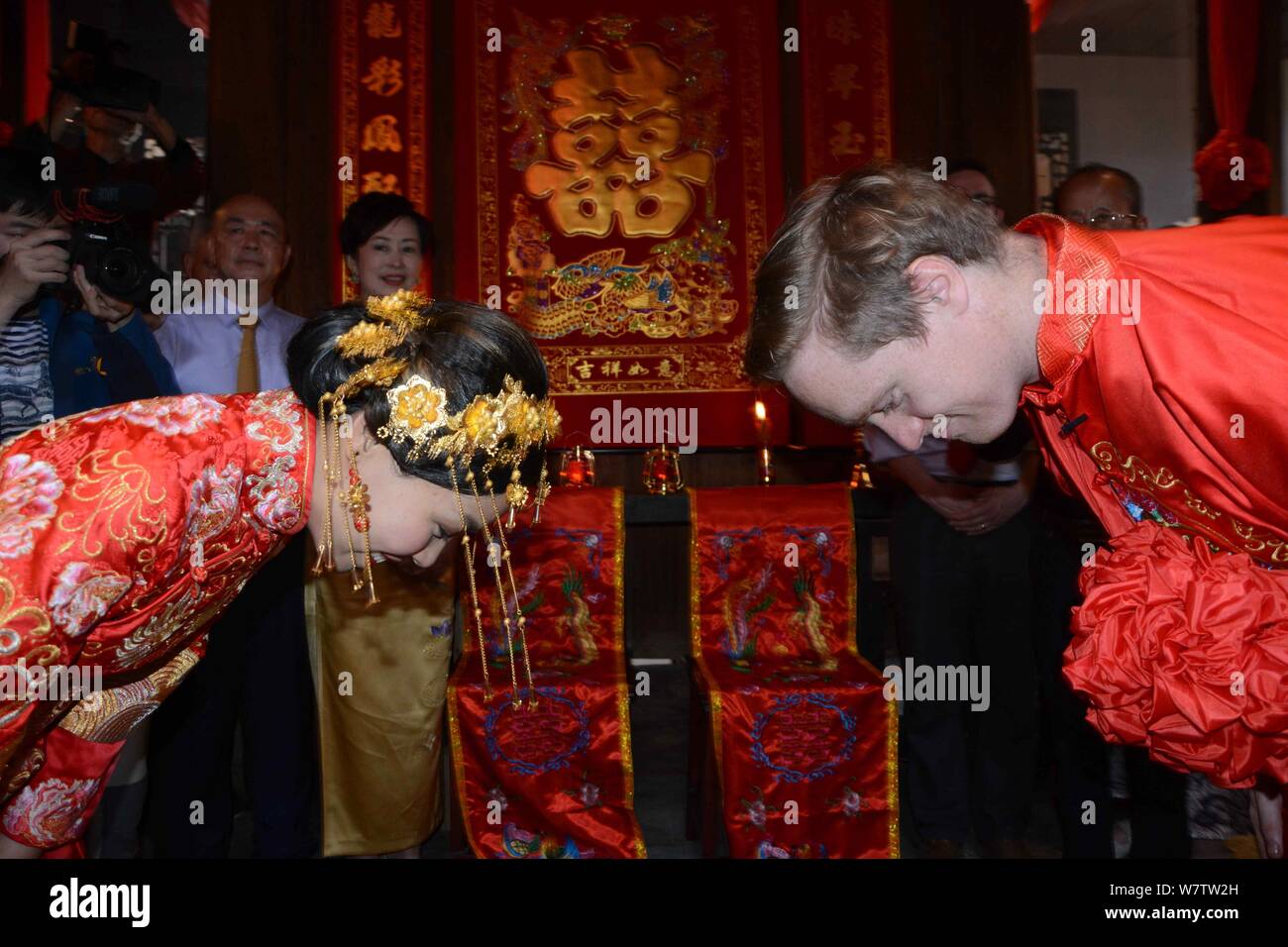 China wedding bride groom ceremony hi-res stock photography and images ...