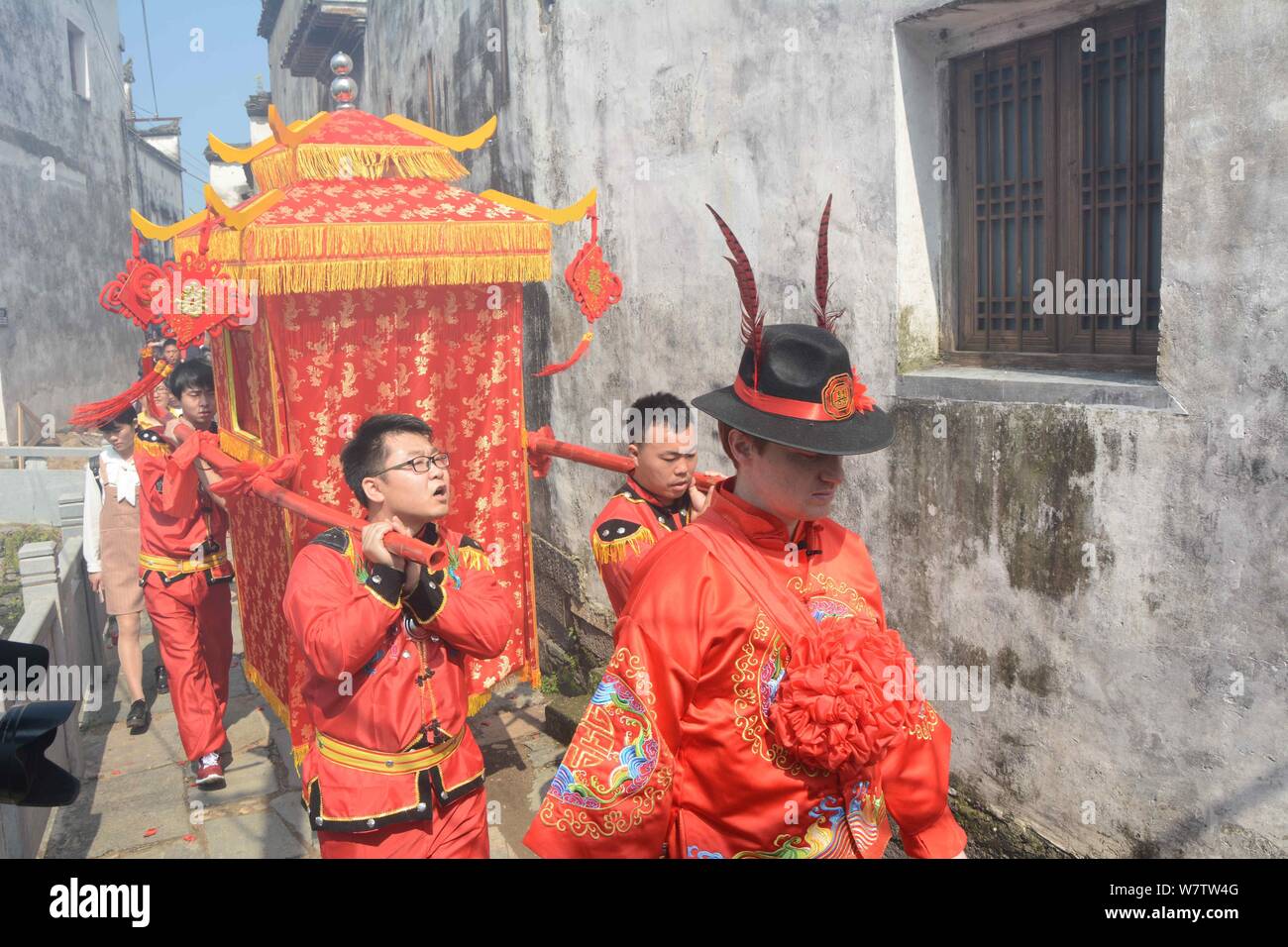 Traditional sedan chair bride chinese hi-res stock photography and ...