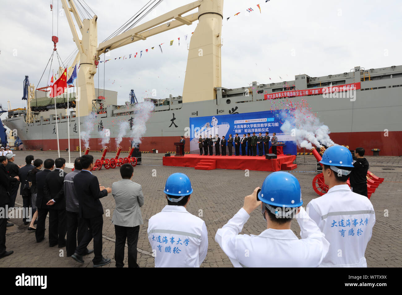 Chinese new-generation training vessel "Yupeng" setting off on its ...