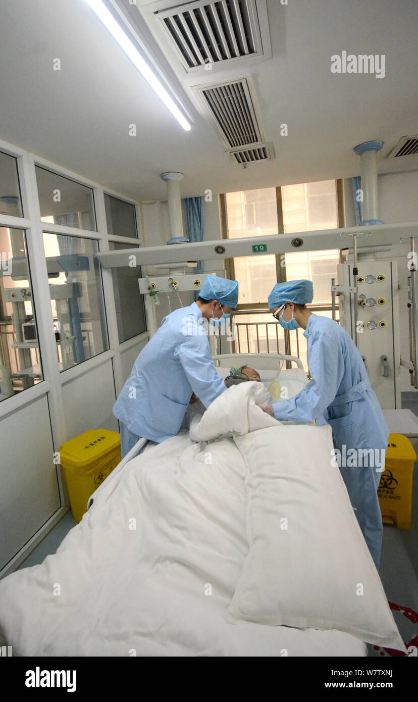 Nurse with patient in icu hi-res stock photography and images - Alamy
