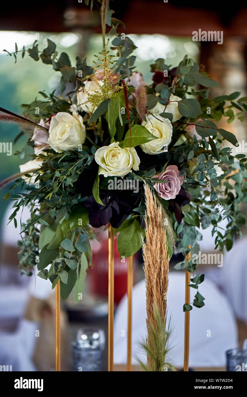 Stand metal thin with floral arrangement.And table number. Wedding ...