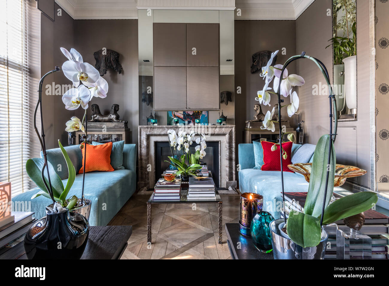 Symmetrical living room Stock Photo - Alamy