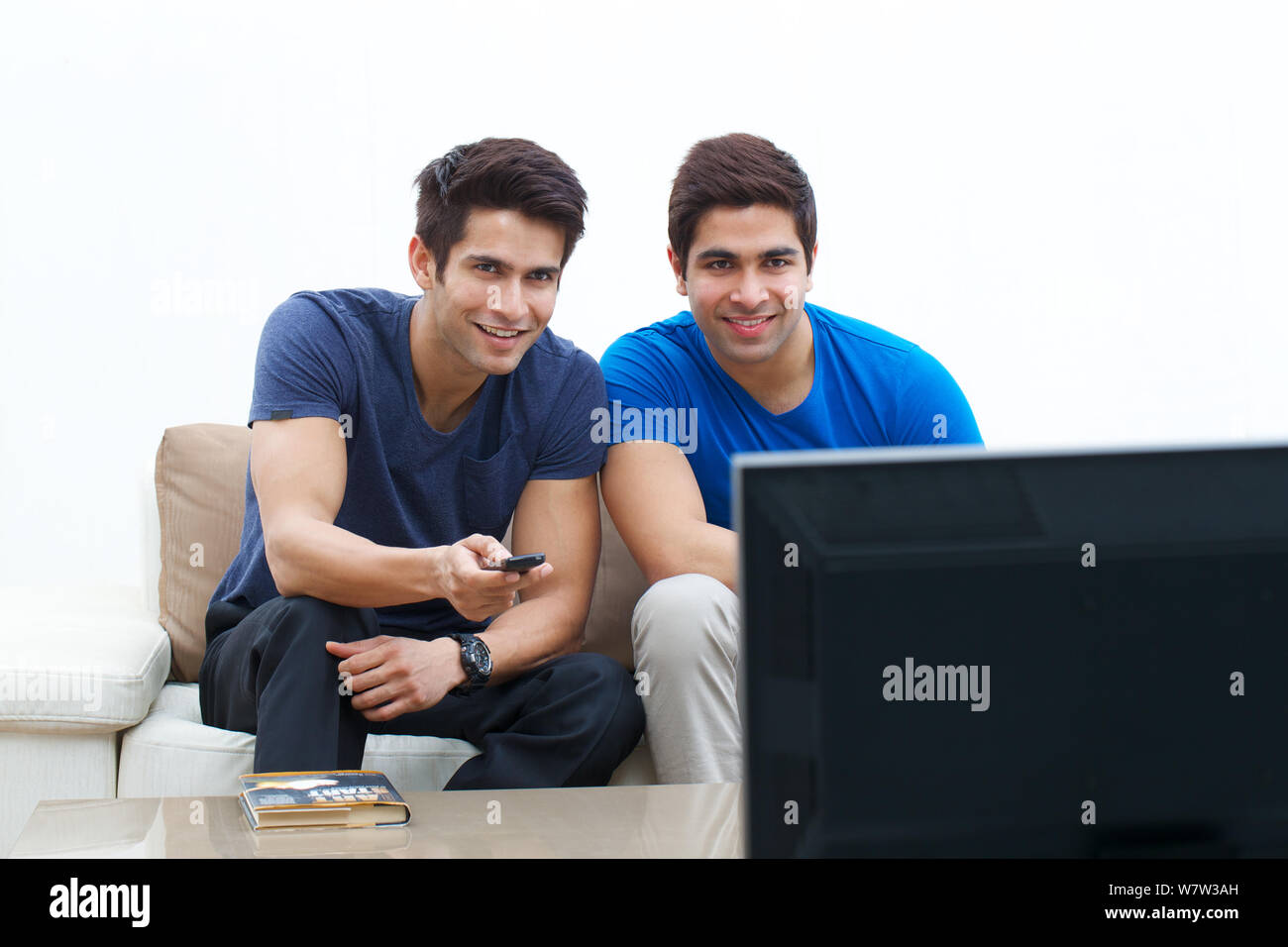 Two friends watching tv together Stock Photo - Alamy