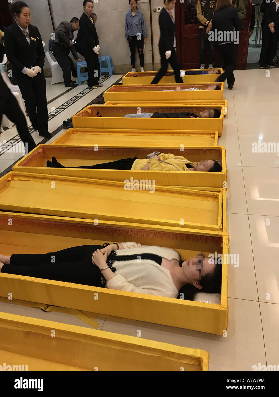 Chinese funeral home hi-res stock photography and images - Alamy