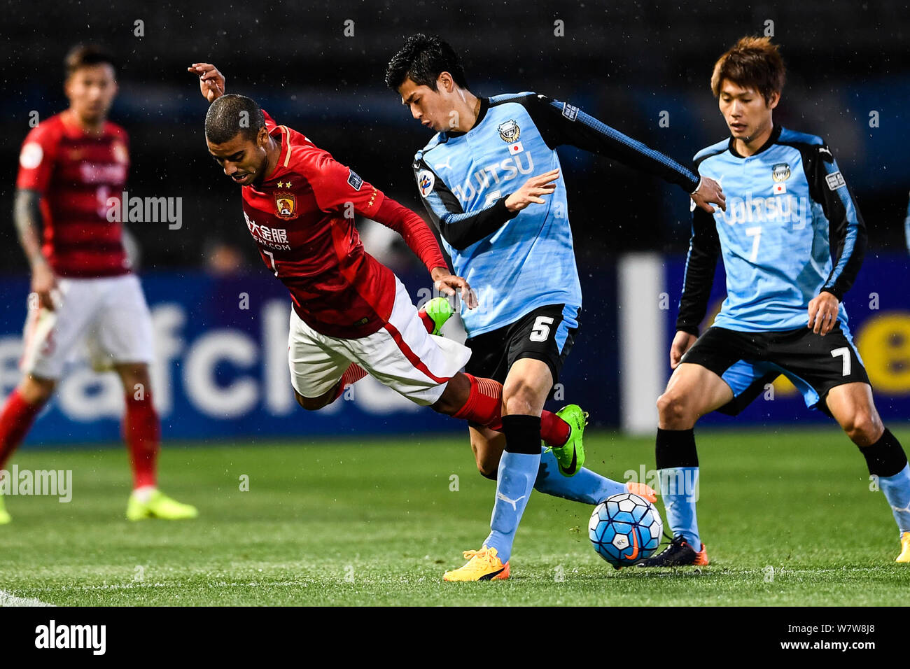 Shogo Taniguchi of Japan's Kawasaki Frontale, center, challenges ...